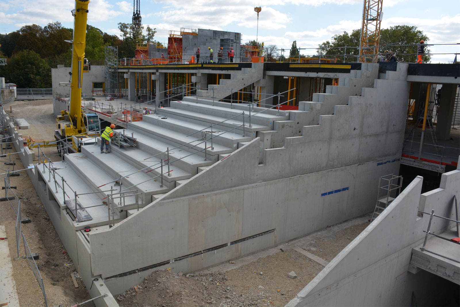 Pose des gradins de la tribune Sud au Saint-Symphorien
